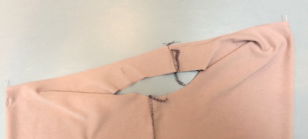 How to add a binding to a knit top | Sewing Life by MariaDenmark